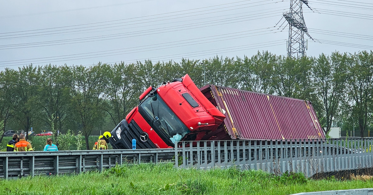 Vrachtwagen gekanteld na ongeval op A15 bij Papendrecht | 112 nieuws Papendrecht | AD.nl