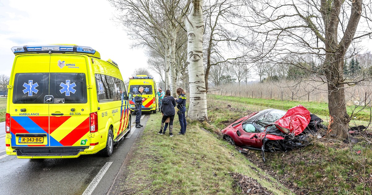 Gloednieuwe Ferrari van bijna half miljoen in de kreukels na frontale ...
