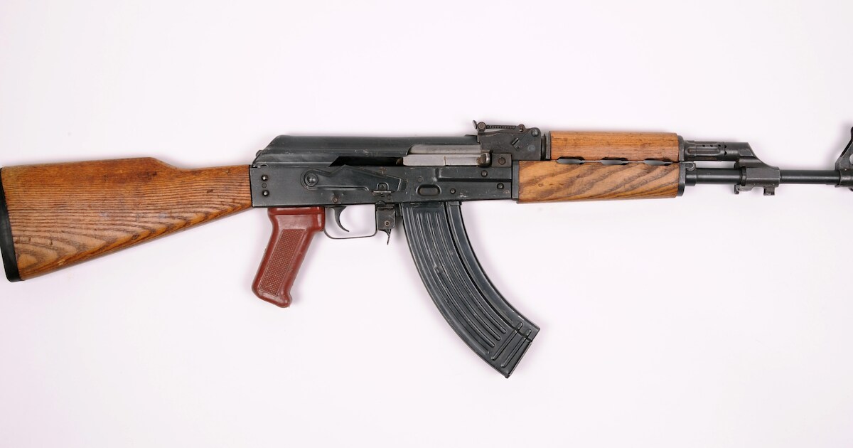 Dordtse rapper Jojo zwaait met AK-47 en geladen pistool in videoclip ...