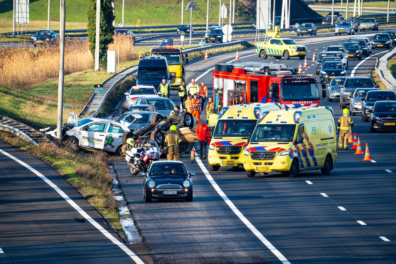 Auto op zijn kop na botsing op de A16 bij Ridderkerk: vier inzittenden ...