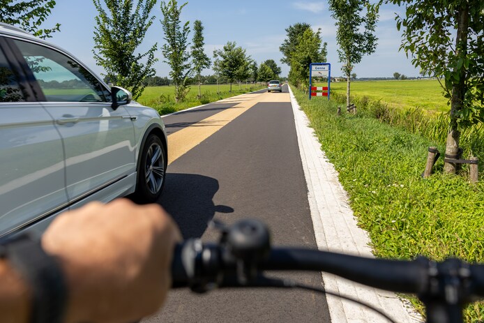 Na rood, groen en paars nu weer een gele middenstreep op de weg: dit is de betekenis | Auto | AD.nl