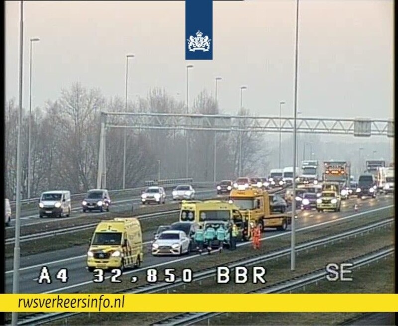 Vier voertuigen in botsing op de A4 bij Leiden: weg naar Amsterdam ...