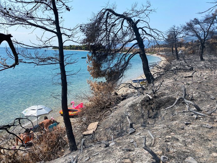 Bosbrand op Grieks eiland heeft grote gevolgen: ‘Wie wil vakantie ...