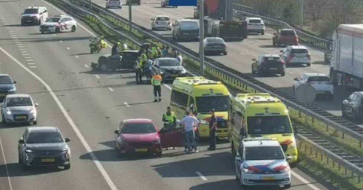 Twee rijstroken dicht na ongeluk op de A50 bij Arnhem, vertraging een uur | Arnhem | AD.nl