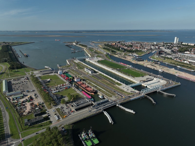 Recreatievaart moet halve dag wachten bij sluizen Terneuzen | Regio | AD.nl