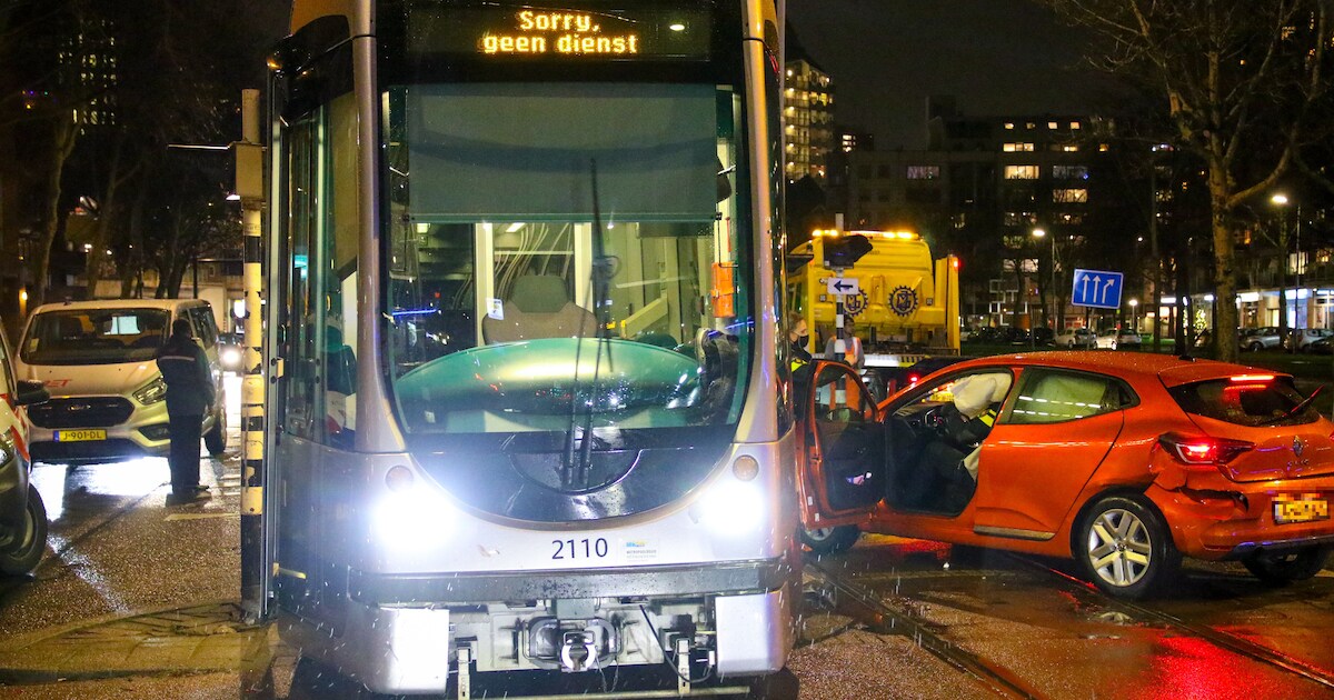 Auto botst tegen volle tram, bestuurders en passagiers komen met de ...