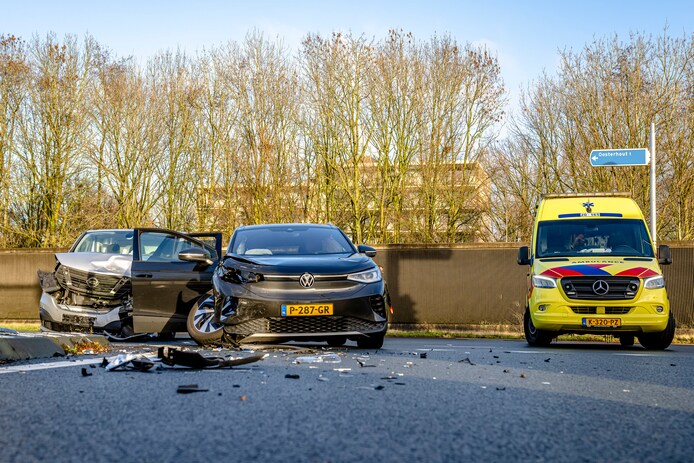 Vrouw gewond na ongeluk bij oprit naar A27 in Oosterhout | Oosterhout | AD.nl