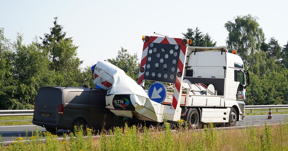 Busje ramt achterop een pijlwagen op de N33 bij Eext | Regio | AD.nl