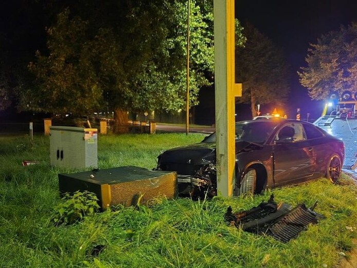 Automobilist onder invloed rijdt tegen paal aan: auto total loss ...