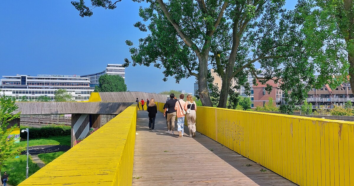 Van rijp voor de sloop tot weer helemaal de place to be: Luchtsingel ...