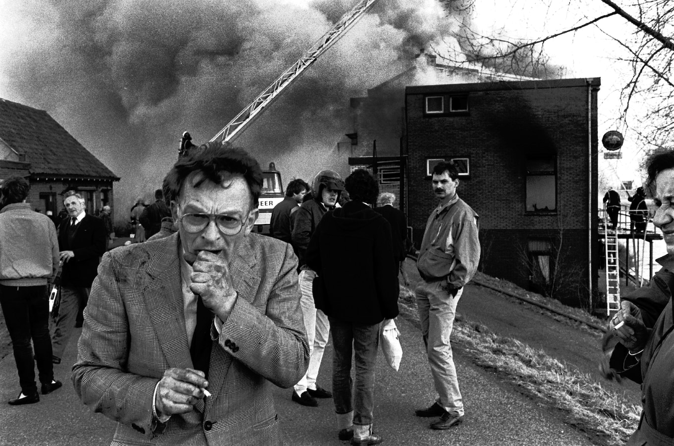 Fotograaf William is op zoek naar een ooievaar, maar belandt in een veldslag en maakt iconische ...