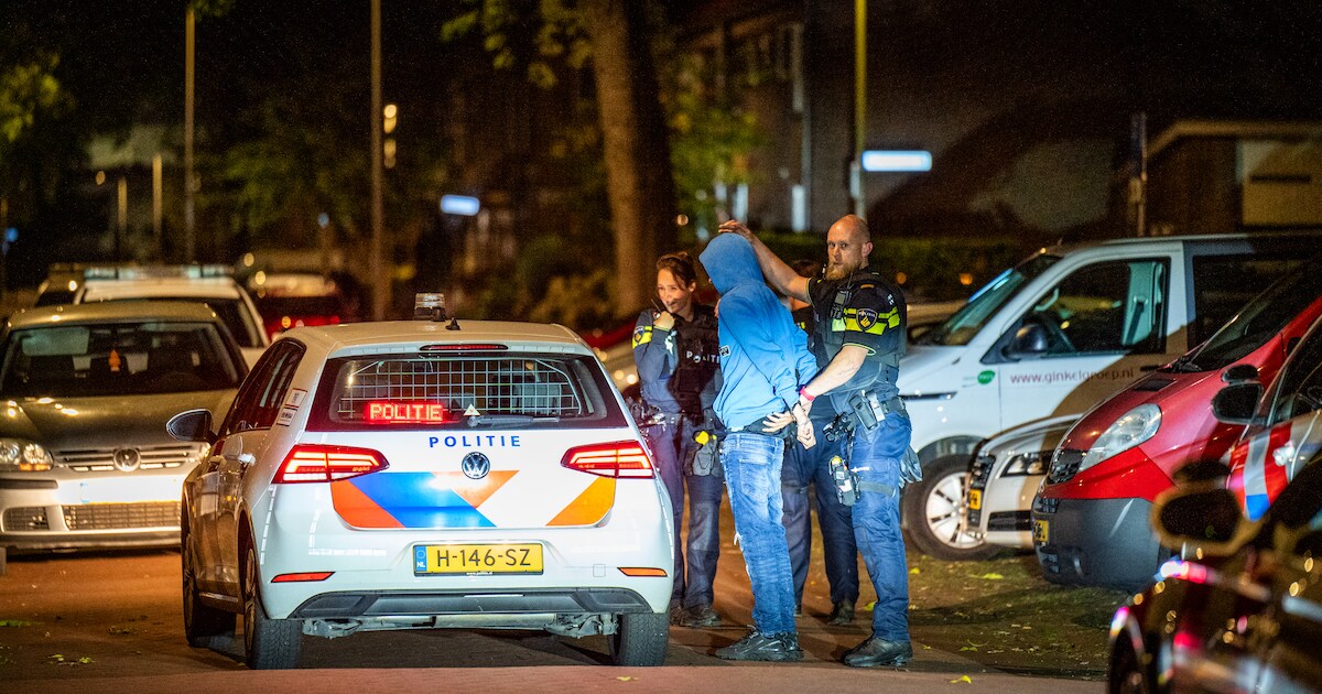 Huis beschoten in Alphen: agenten rijden auto klem en arresteren twee ...