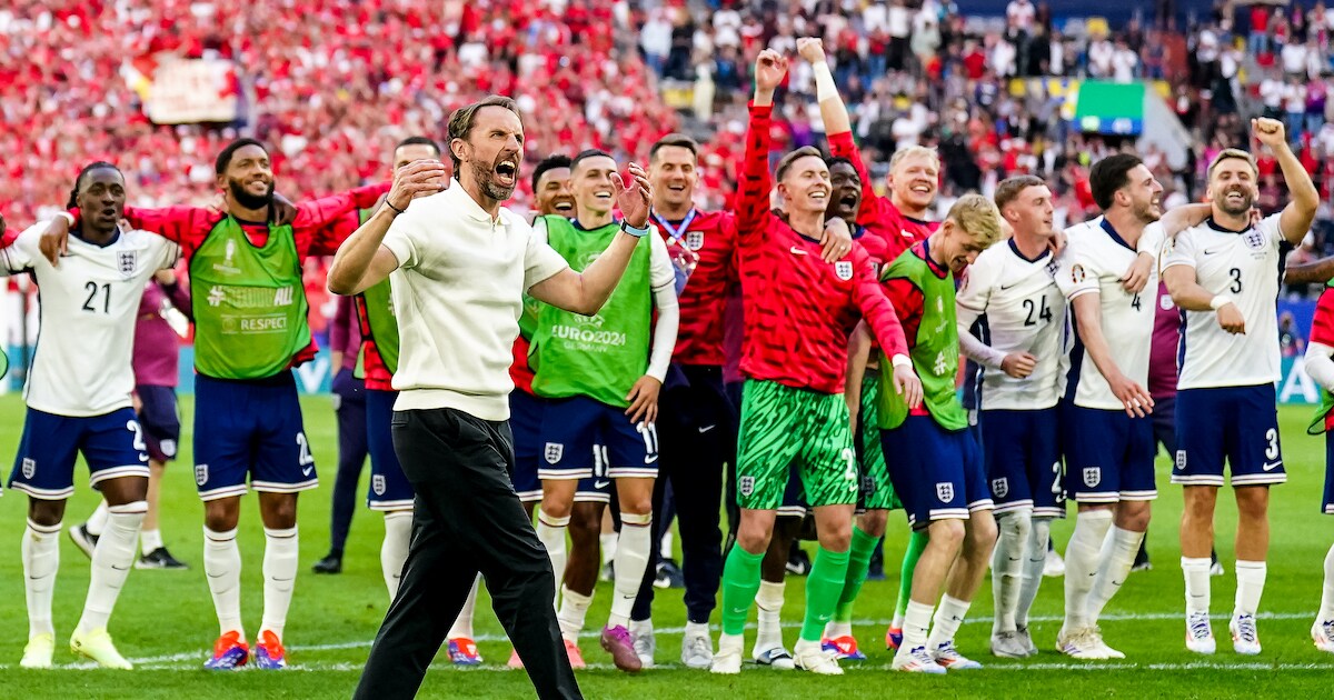 Op bezoek in het Engelse kamp, waar spelers darten tegen journalisten ...