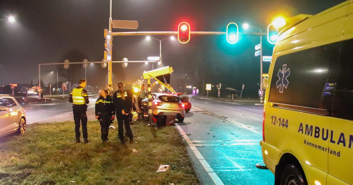 Botsing tussen twee auto's op de kruising van de N201: stoplicht deels ...