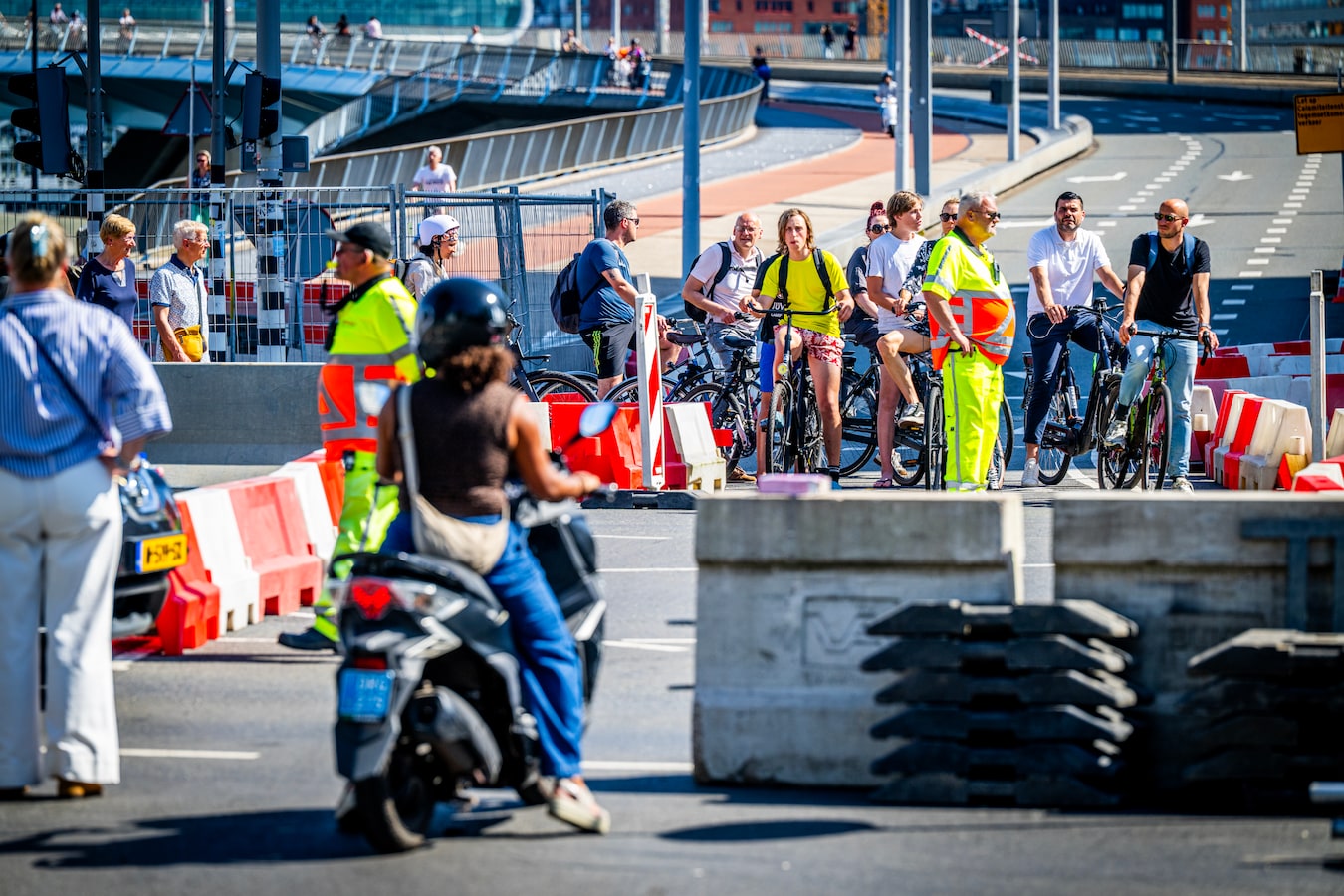 Verkeerschaos bij gesloten Erasmusbrug, fietsers laten zich niet de ...