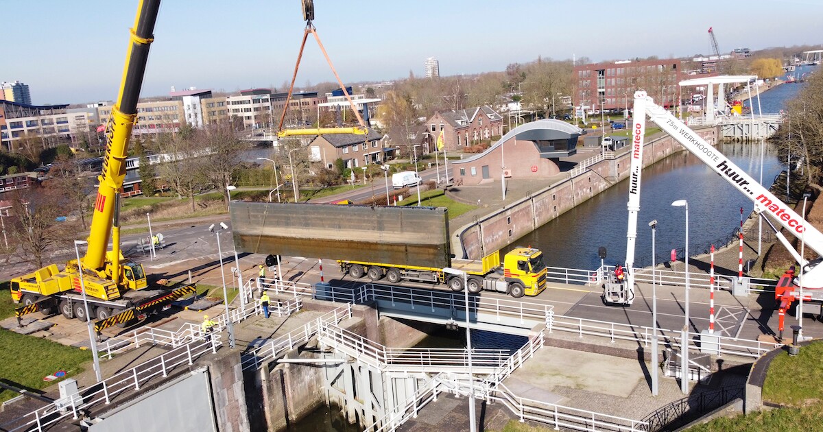 Imposant hijswerk bij test tegen hoogwater in Gorinchem | Regio | AD.nl