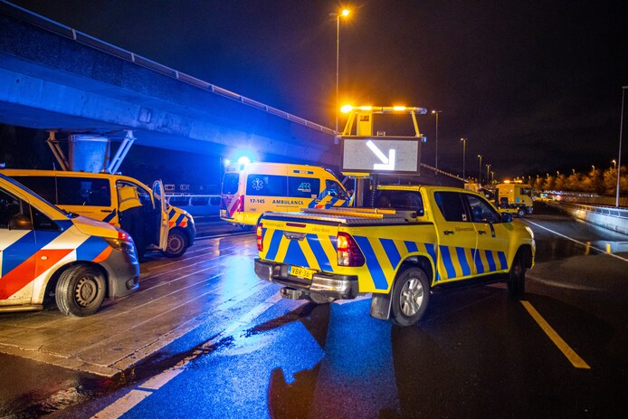 A13 bij Rotterdam korte tijd afgesloten door aanrijding tussen twee ...