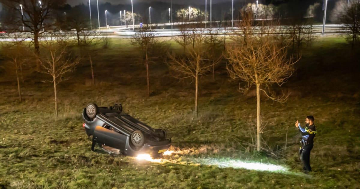 Auto rijdt van talud en komt ondersteboven tot stilstand langs A1 bij Laren | 112 nieuws Laren ...