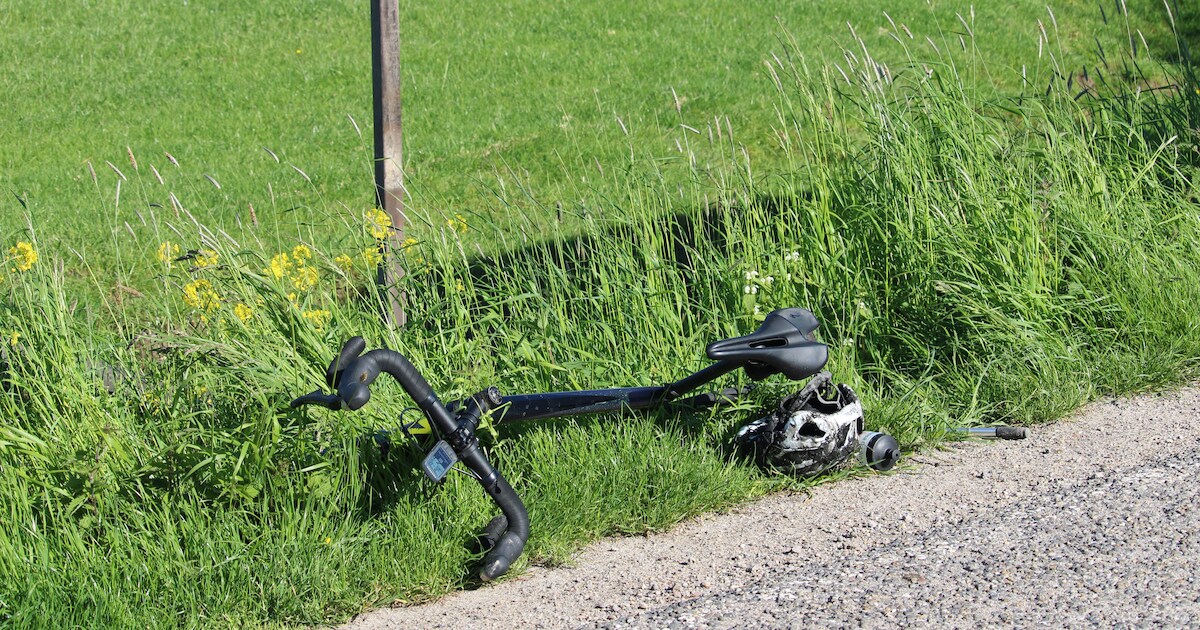 Wielrenner valt in sloot na botsing met bestelbus en raakt gewond ...