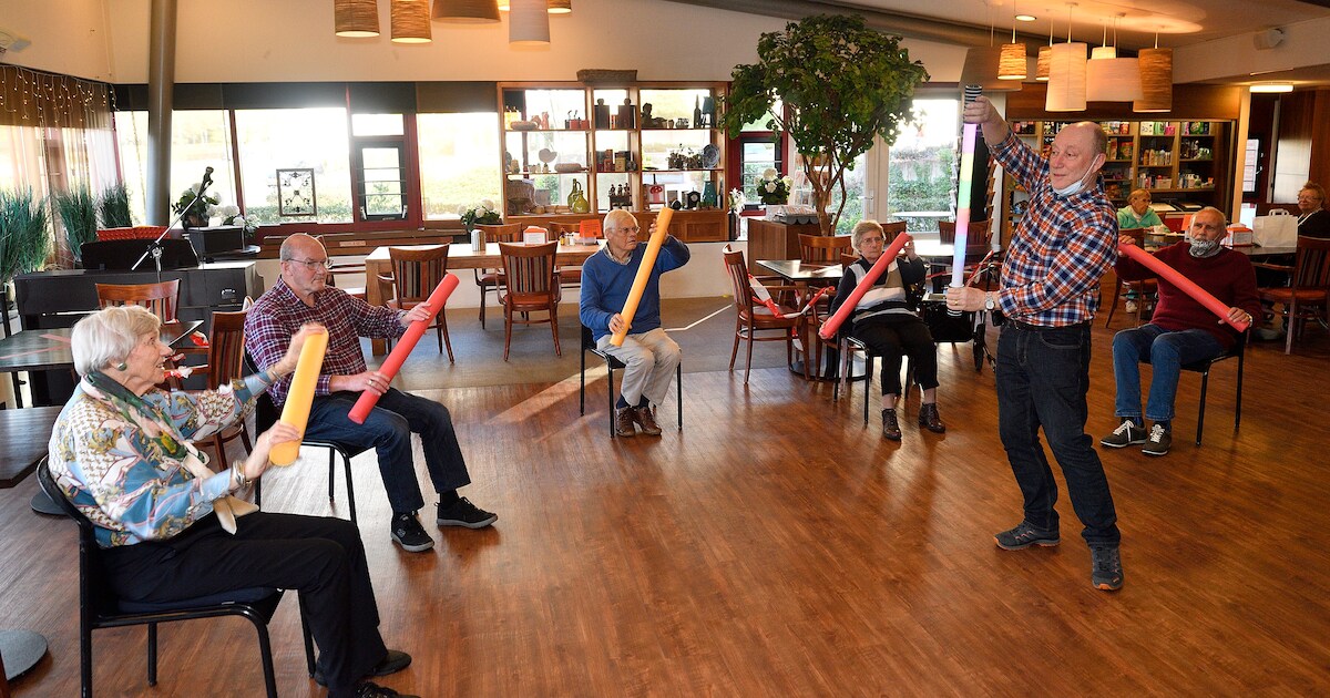 Van voor naar achter, van links naar rechts: Moofie de pratende stick ...