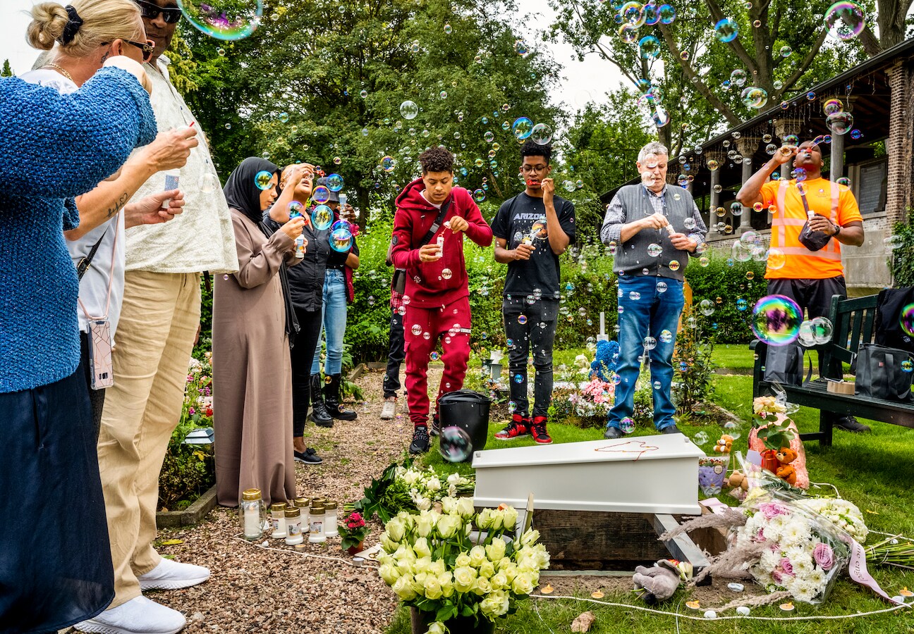 Doodgestoken baby Emily in armen van moeder en oom naar laatste ...