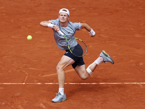 LIVE Roland Garros | Jesper de Jong legt nummer 3 van de wereld vuur ...