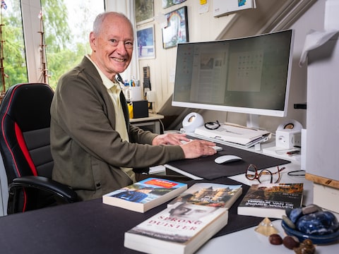 John is 80 en schrijft aan de lopende band boeken: ‘Slechte jeugd bleek ...
