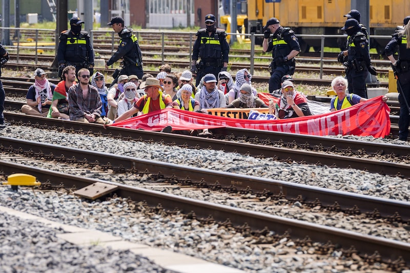 Alle activisten spoorblokkade Utrecht Centraal vrijgelaten | Regio | AD.nl