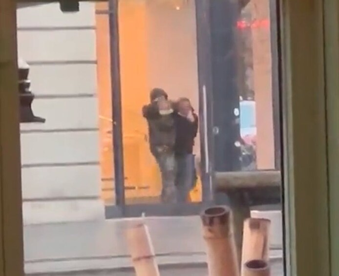 Apple na gijzeling in Amsterdam: ‘Ving personeel wel op en boekte een week lang een hotel voor ...