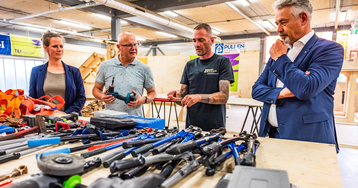 OM doneert gereedschap van drugsuithalers aan timmeropleiding: ‘Wij ...