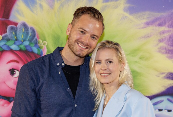 Jim Bakkum en Bettina Holwerda moeten show uitstellen om stemproblemen | Show | AD.nl