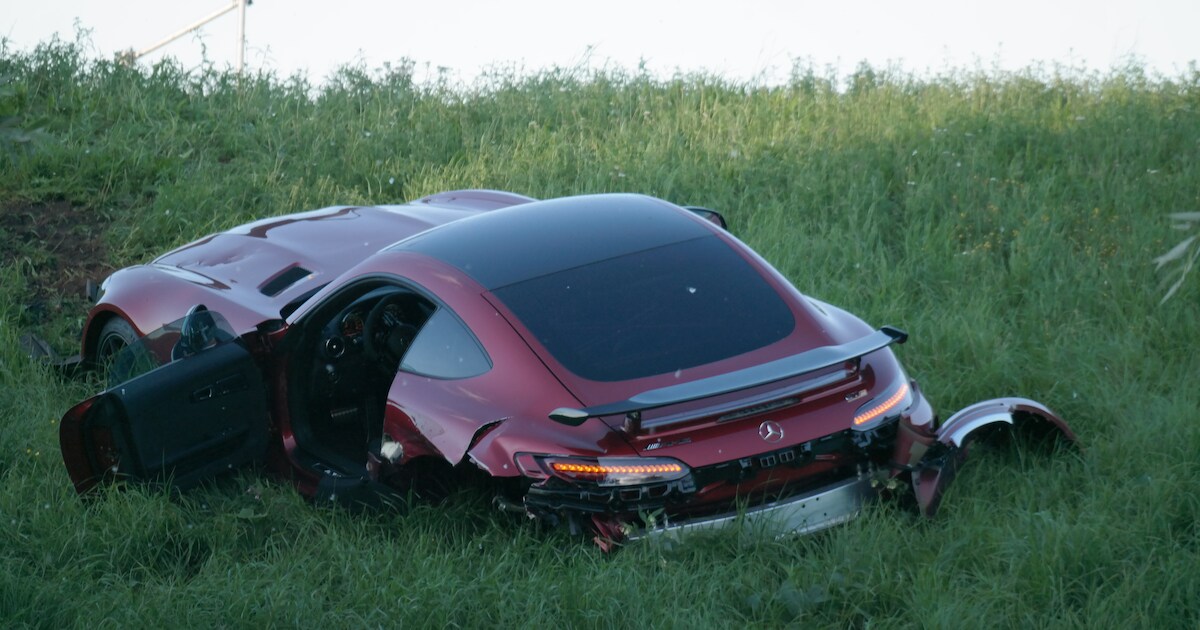 Dure Mercedes van ruim 2,5 ton in de prak na botsing op Kanaaldijk in ...