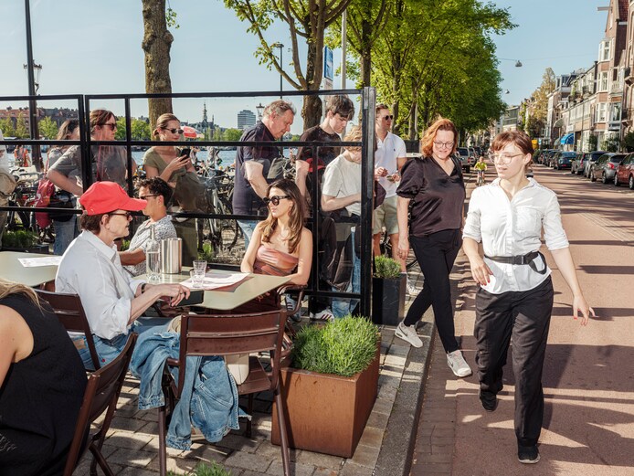 Voor Amsterdamse terrassen sta je tegenwoordig in de rij: ‘Het is net ...