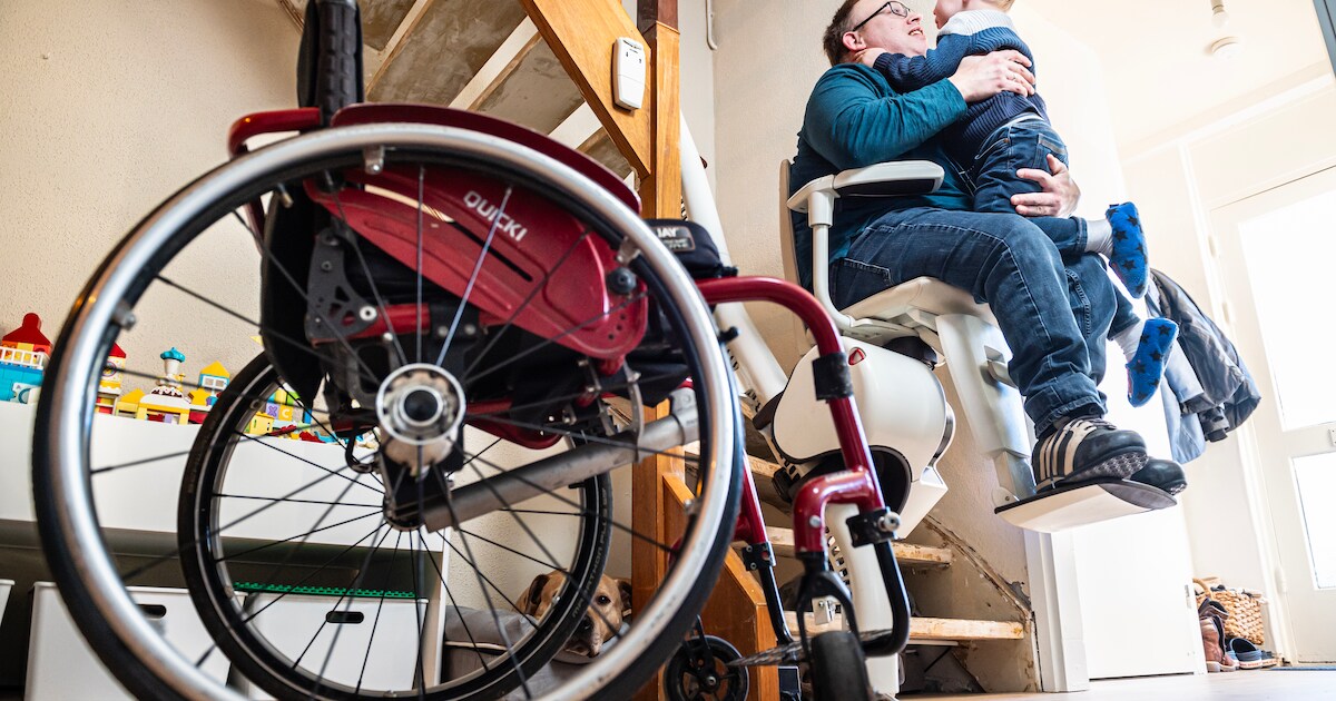 Eelco kan zijn zoontje weer naar bed brengen: traplift niet vergoed ...