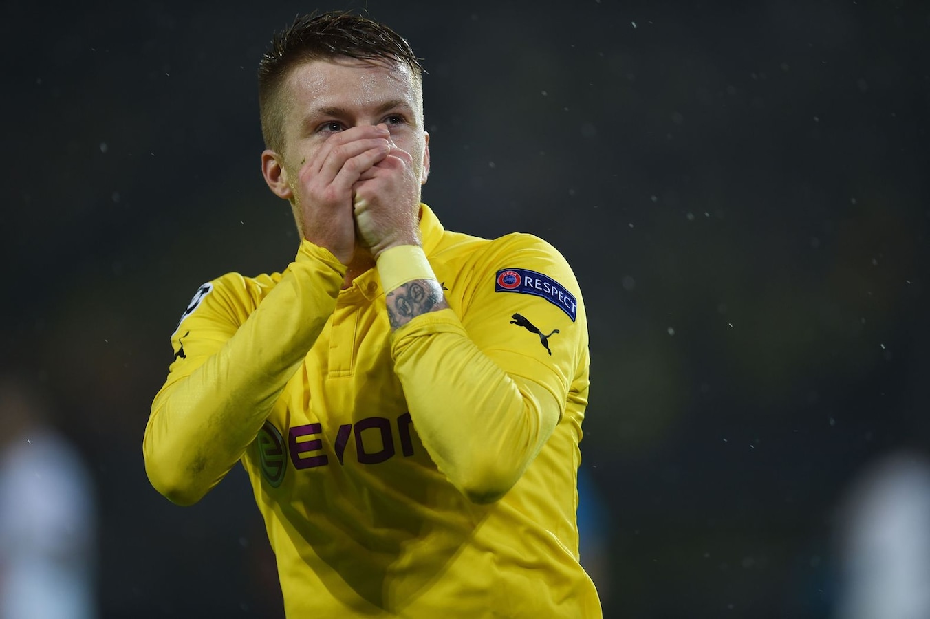 Marco Reus imiteert de drie wijze apen tijdens het juichen | Foto | AD.nl