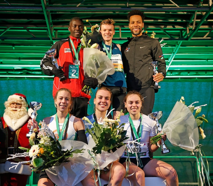 Emiel Berghout wint Bruggenloop door Oegandees met angst voor water en ...