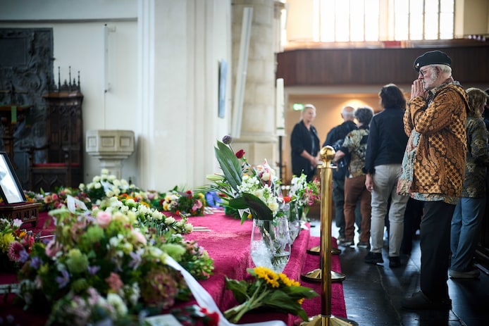 Honderden mensen herdenken Wieteke van Dort in Kloosterkerk Den Haag ...
