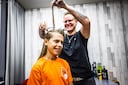 Drie jaar lang liet Sep (12) zijn haar groeien, nu is het zover en gaat ...