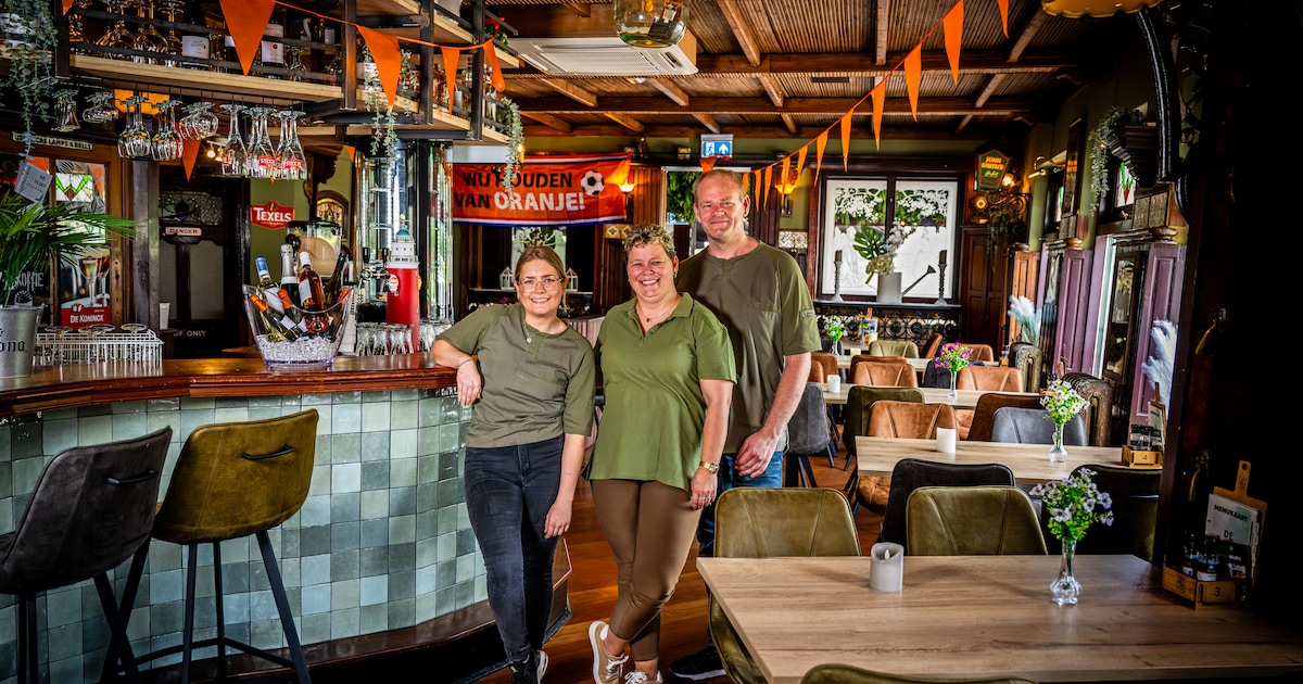 Het terras van dit restaurant ligt aan een schilderachtige rivier ...