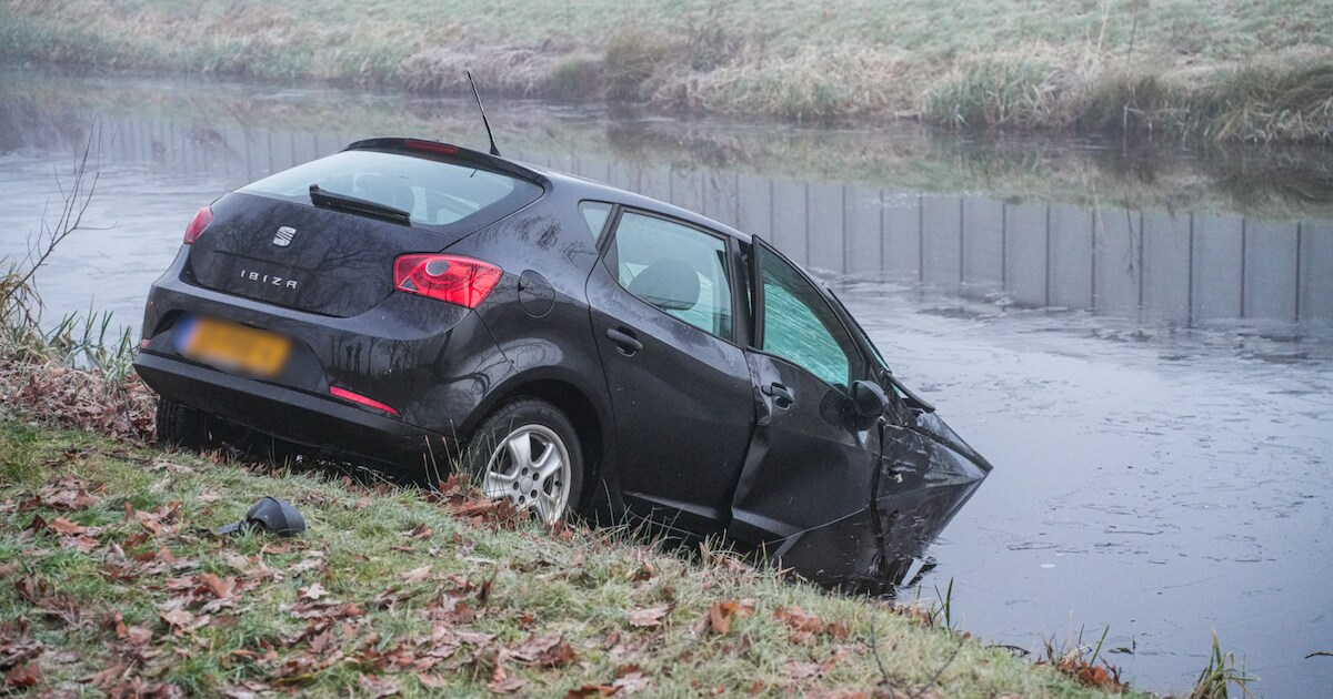 Auto botst door gladheid tegen boom en komt met neus in Dommerskanaal terecht | 112 nieuws Emmen ...