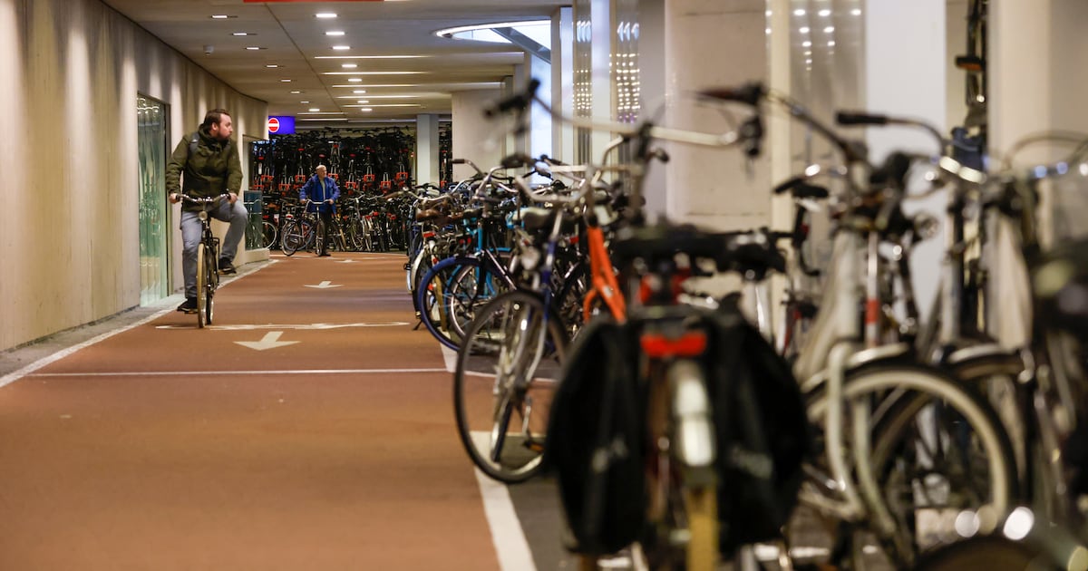 Chaos in grootste fietsenstalling ter wereld: alles is propvol ...