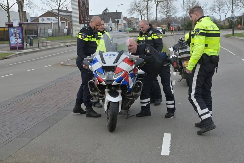 Motoragent botst op stroomkastje in Breda, gewond naar ziekenhuis ...