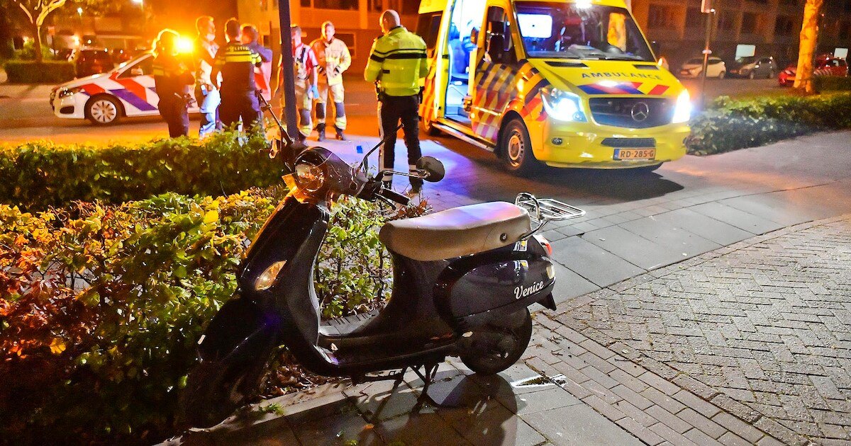 Scooterrijder rijdt tegen paal in Veldhoven, gewond naar het ziekenhuis ...