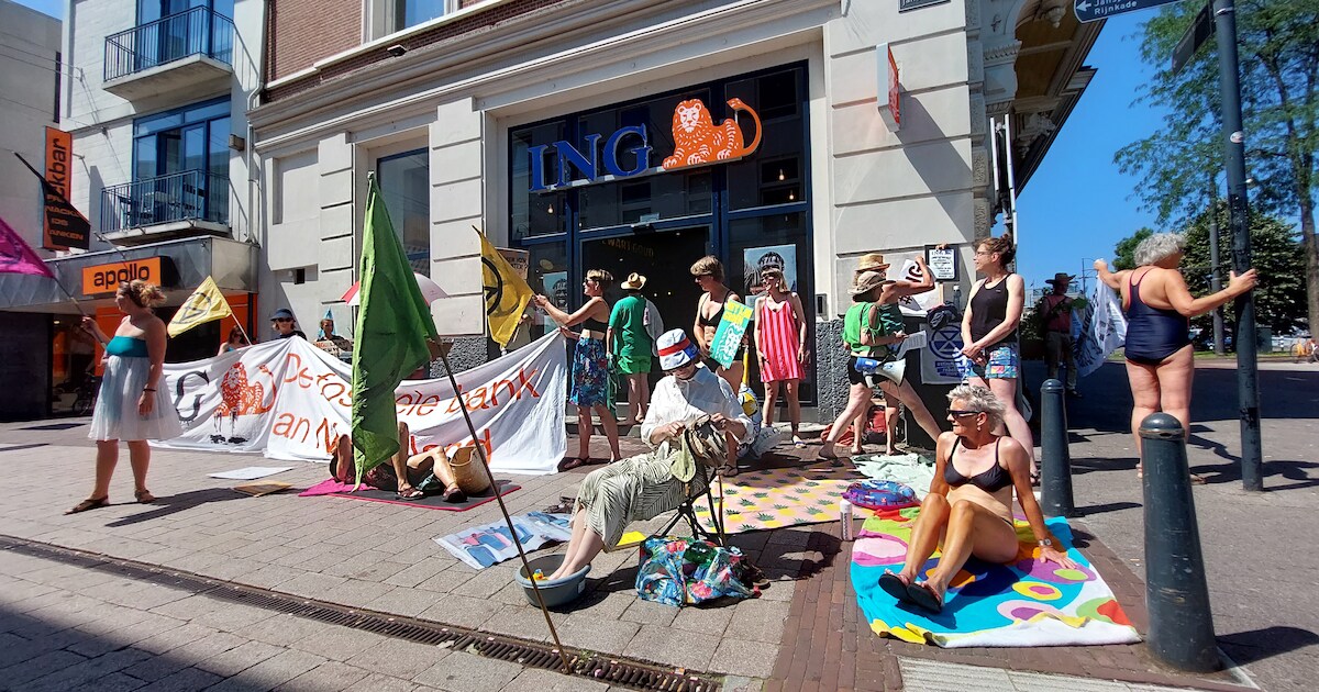 Extinction Rebellion ageert in zwembroek en bikini tegen ‘fossiele bank ...