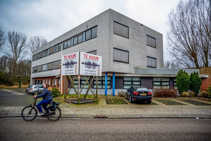 In dit pand in Capelle zouden vluchtelingen worden opgevangen, half ...