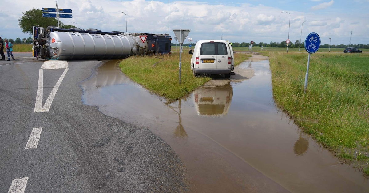Mestwagen gekanteld in Bunne, gier stroomt over de weg | Regio | AD.nl
