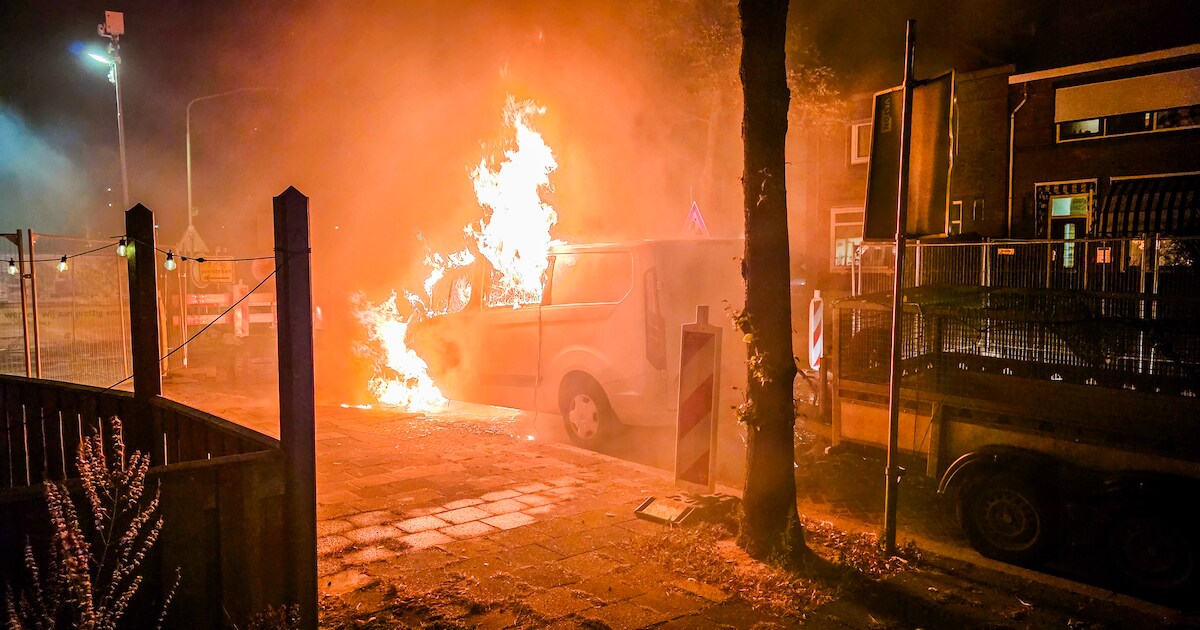 Twee autobranden in één uur in Dordtse woonwijk Krispijn | Regio | AD.nl