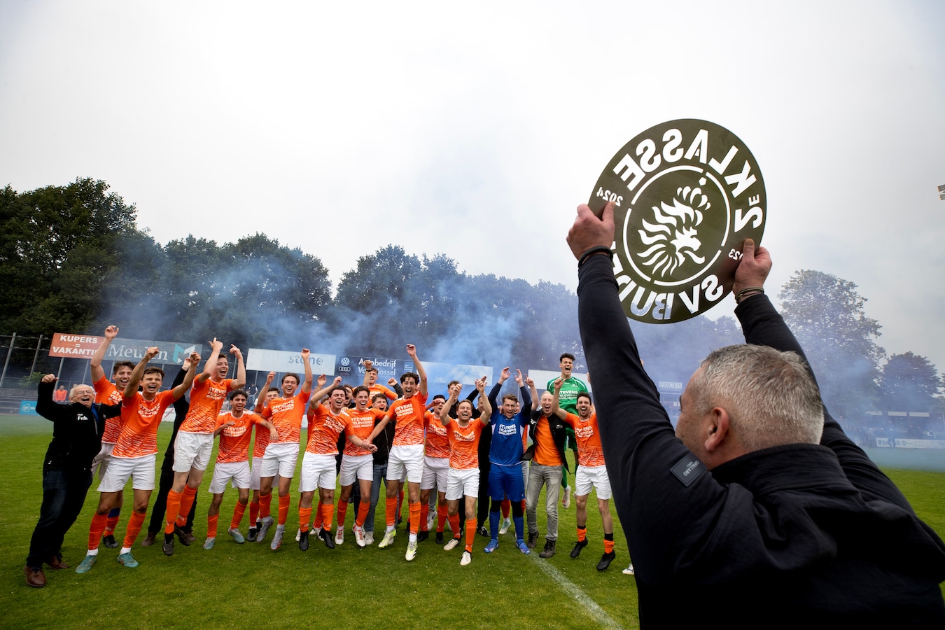 Deze Eindhovense voetbaltrainer promoveerde al 21 keer: ‘Ik stel zo min ...