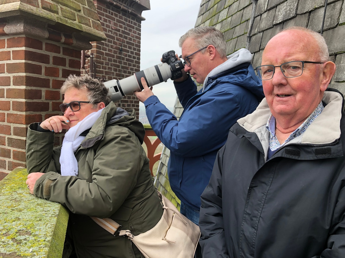 Als er om de nek van ooievaar Lieke een tas blijft zitten, schrikt Ria zich rot: ‘Echt een ...