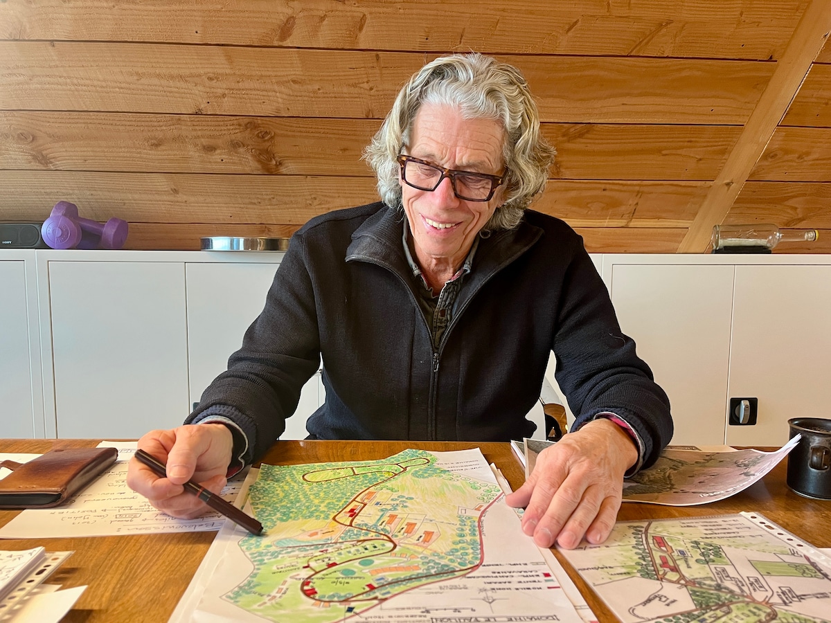 Na meer dan tien jaar is het ein-de-lijk zover: Levien (72) opent ...
